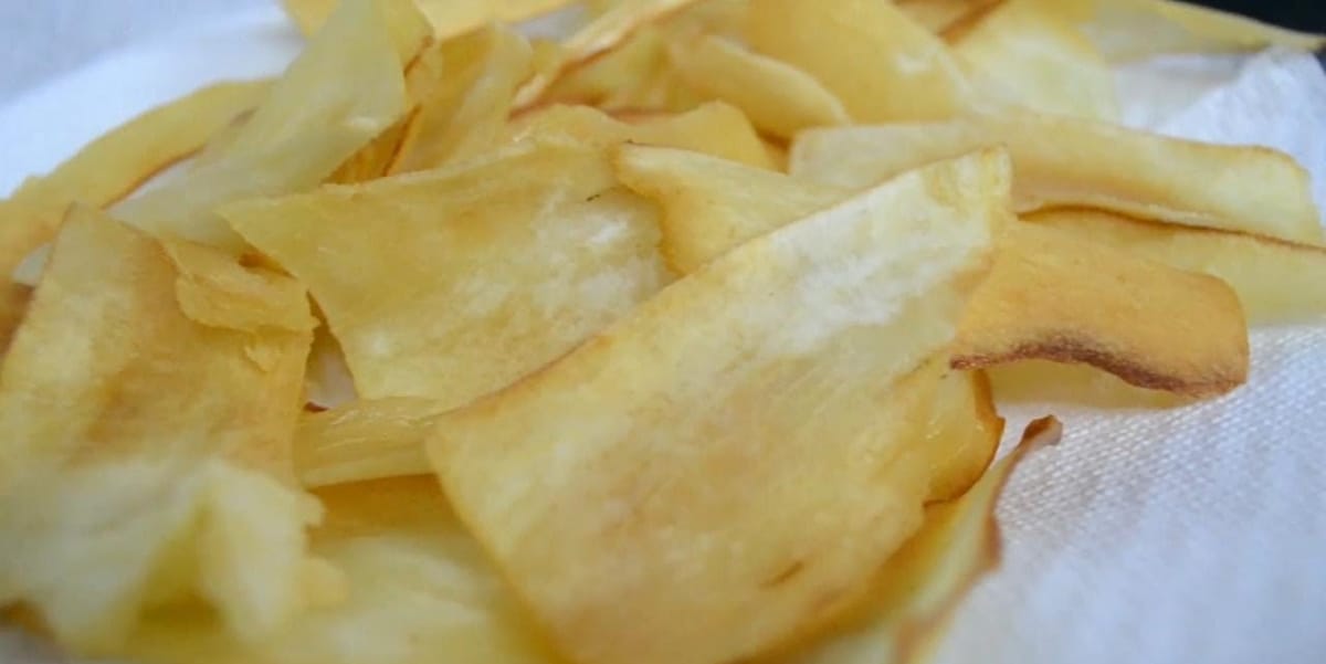 Chips de mandioca crocante, feito apenas com 2 ingredientes, muito fácil