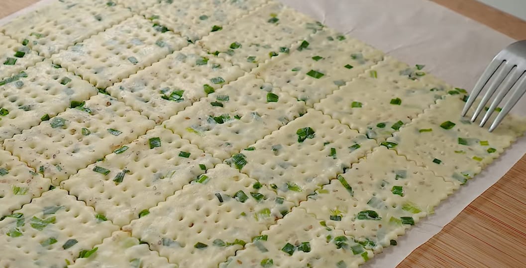 Bolacha salgada crocante de cebolinha, sem glúten
